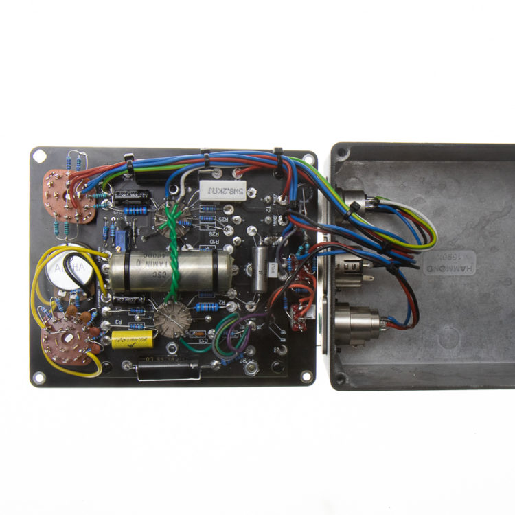 UralTone REDD.47 stand-alone portable all tube mic pre rakennussarjan ...