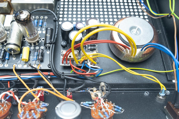 UralTone REDD.47 rack mic pre rakennussarjan lisäohje - UralTone info